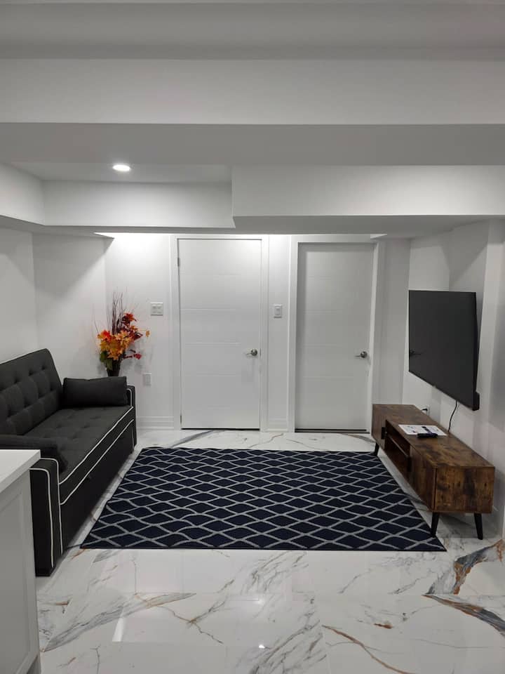 Your Comfy 2br Retreat W/ensuite - Pickering