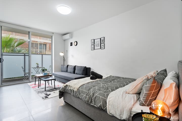 Warm Studio | Balcony | 12 Mins Walk To Train - Sydney