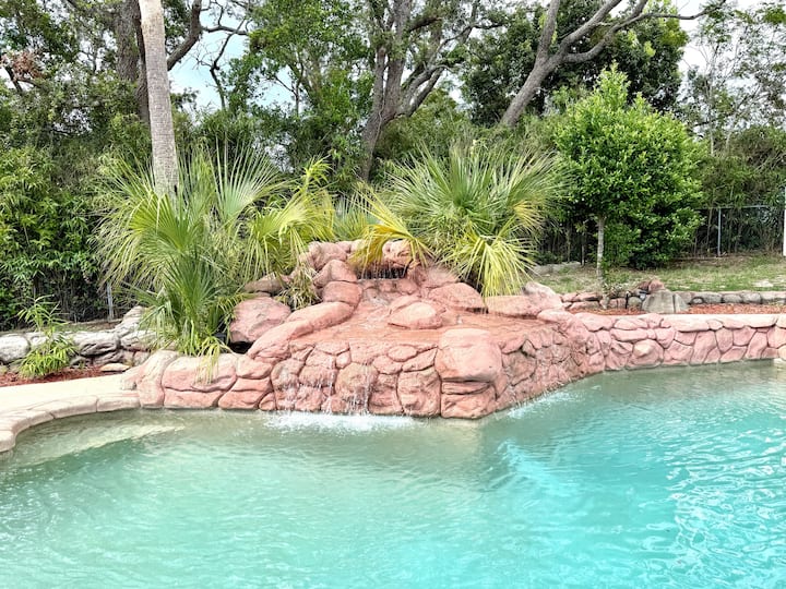 Waterfall Heated Salt Pool Games King Beds Springs - Spring Hill, FL
