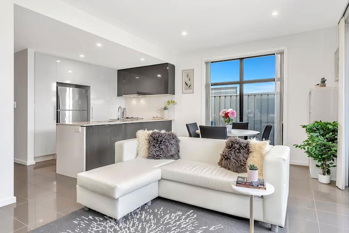 Luxurious Living In St Clair With Spa And Balcony - Adelaide