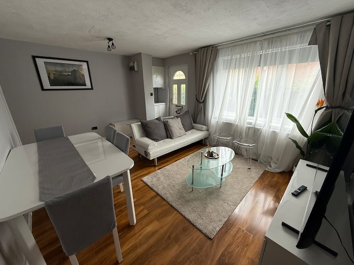 Santorini Escape - Twin Bedroom - Milton Keynes