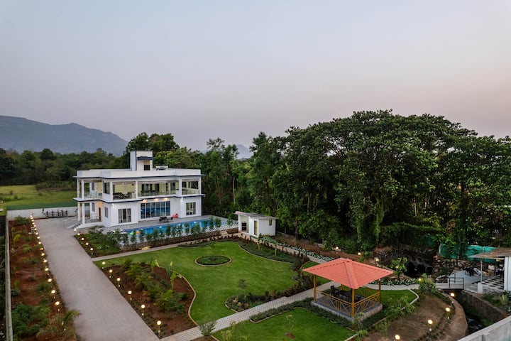 Sky Hills – W/ Pool & Lawn Villa By Stayvista - Neral