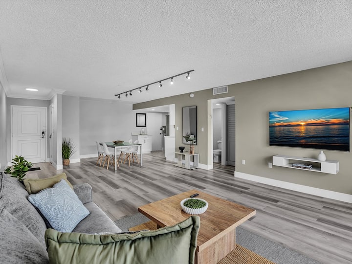 1 Br Walk To Beach, Free Parking, Renovated! Nice! - Sunny Isles Beach, FL