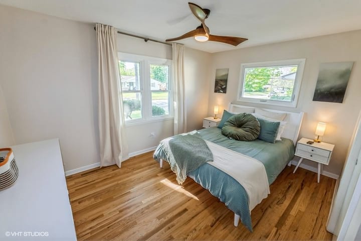 4 Queen Beds | Sleeps 6 | Near Drake & Downtown - Ankeny, IA