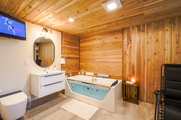 1800 Sqf Of Luxury/jaccuzzi, Sauna, Massage Chair - Whitehorse