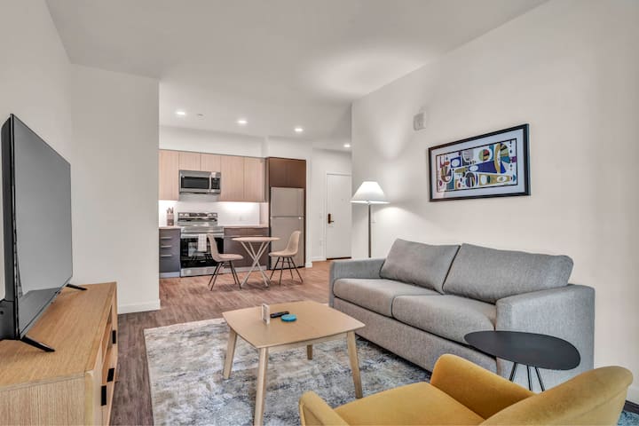 Premium 1 Bdrm Apt + Balcony | Reno | Placemakr - Reno, NV