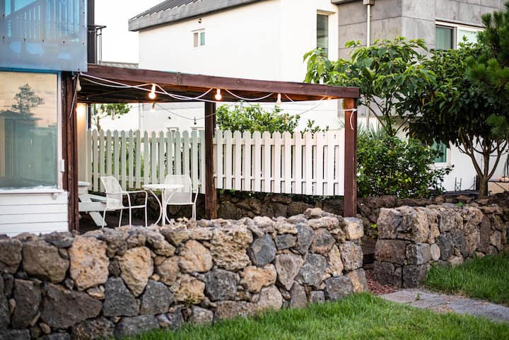 제주바다가 보이는 아담한 이층 독채, 잔디 정원과 어린이풀장 초등학교품은 제주작은마을안 - Jeju