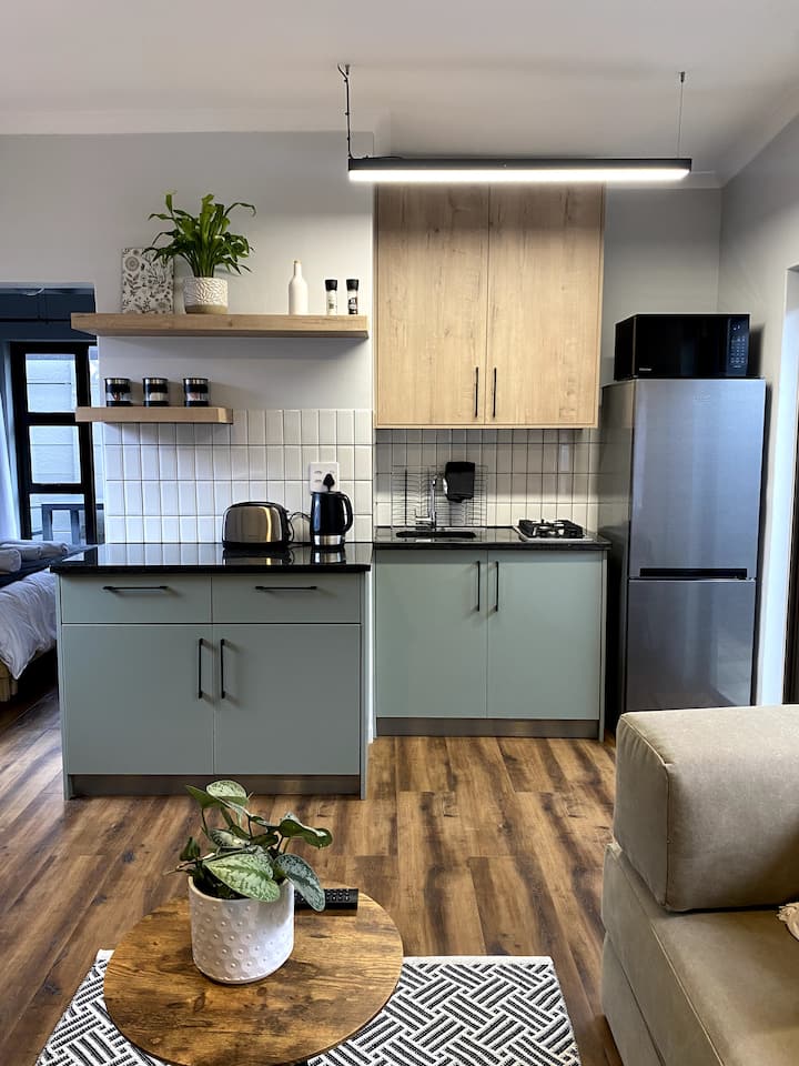 Beach Break | Secure Parking | Prime Location - Somerset West