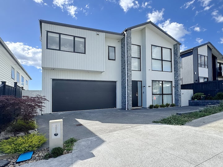 Spacious 7 Brs & 4.5 Bhs House On Longhorn Drive - Beachlands
