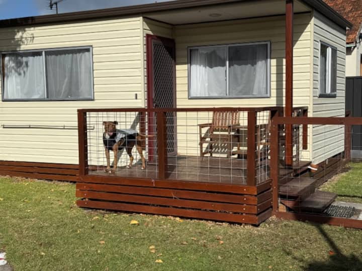 Dog Friendly Cabin, Sleeps 5 + 2 Dogs - Mount Gambier