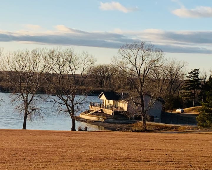 Private Country Lakeside Retreat - Kansas