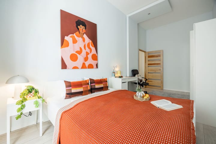 Colorful 3br Art Retreat | Walk To Museum & Danube - 