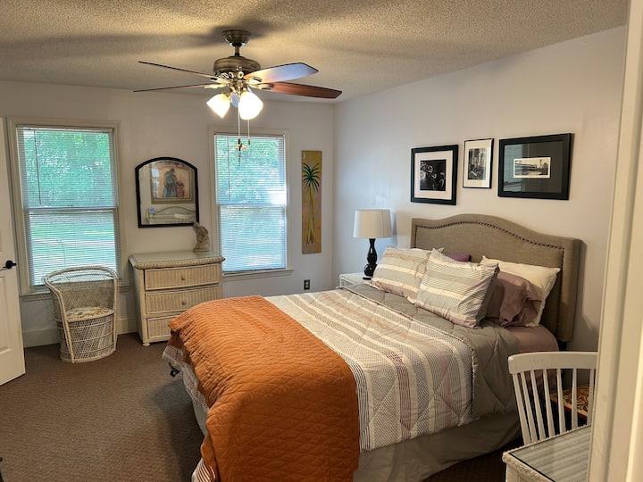 Spacious Private Bedrm & Bathrm (Stay W/ Owners) - Hillsborough, NC