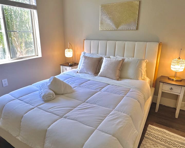 Prime Santa Monica |1 Bed &Bath| Parking,pool &Gym - Santa Monica, CA