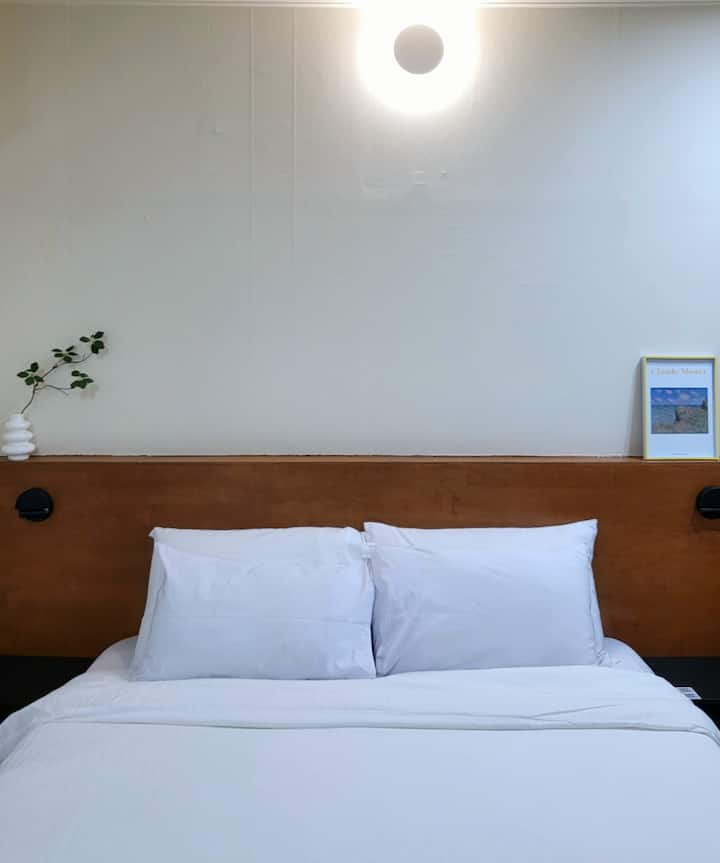 [Book&type_22] 한옥마을 도보 1분, 넓은 주차장, 북카페가 있는 신규숙소 - Jeonju-si