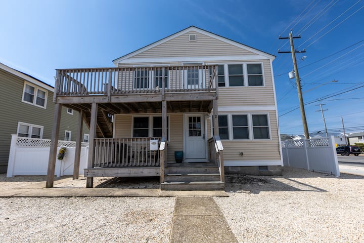 9 Houses To The Beach! Lbi, 2nd Floor Pet Friendly - Beach Haven, NJ