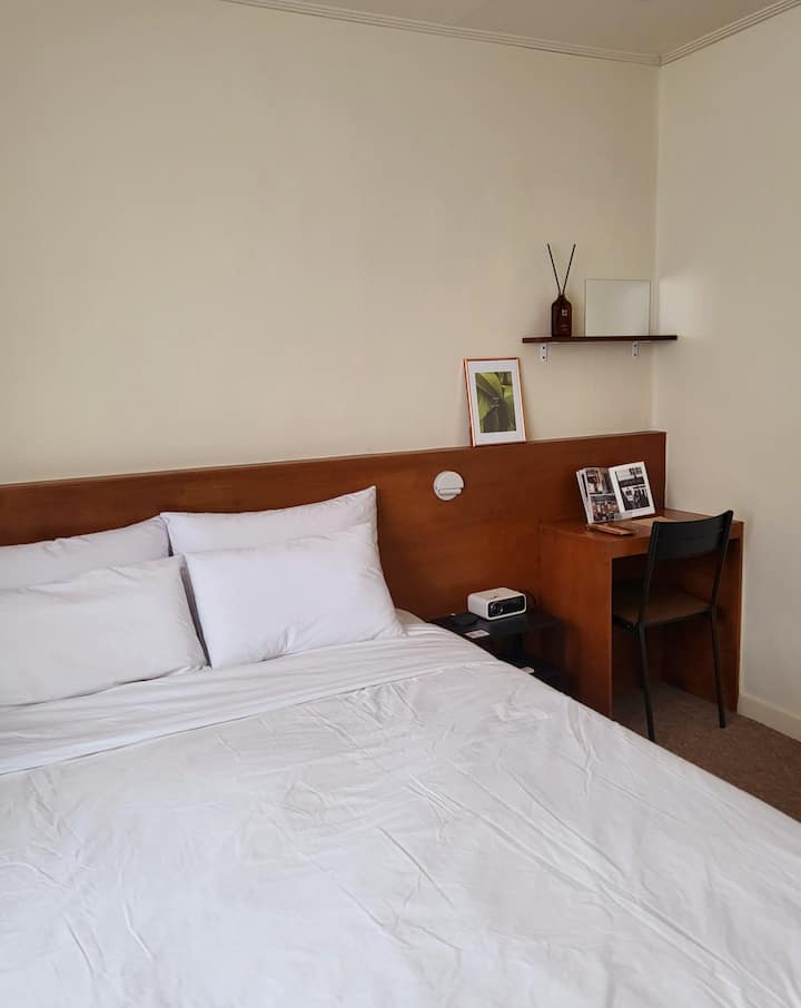 [Book&type_35] 한옥마을 도보 1분, 넓은 주차장, 북카페가 있는 신규숙소 - Jeonju-si