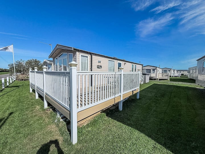Caravan With Large Decking Area Ref 65055eb - Great Yarmouth