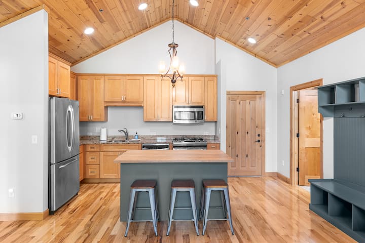 Rustic, Updated 2bed2bath Upper Condo On Tuscumbia - Ripon, WI