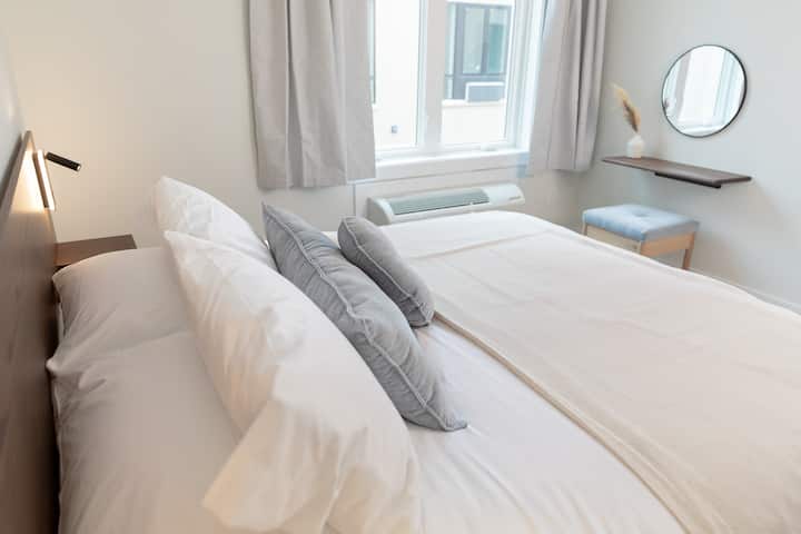 Boardwalk Suites By Kasa | 1 Bedroom Accessible - Traverse City, MI