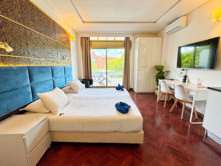 Azure Haven 8 - Lisbon Portela Airport (LIS)