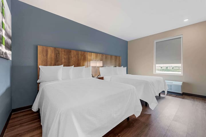 Pueblo Double Queen Studio + Free Breakfast & Gym - Pueblo, CO
