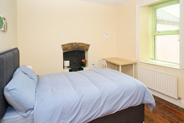 Double Room In A Lovely Home (King John's Castle) - Limerick, Ireland