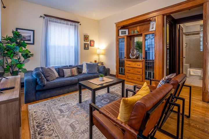 Near Wrigleyville Sleeps 16 With 2 Parking Spots! - Chicago