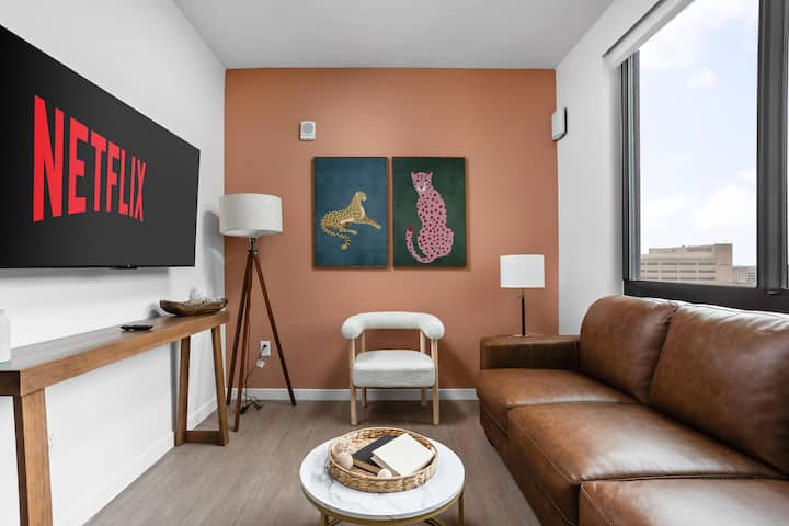 Spacious Cat Tower Suite | Prime Downtown Location - Indianapolis Zoo, Indianapolis