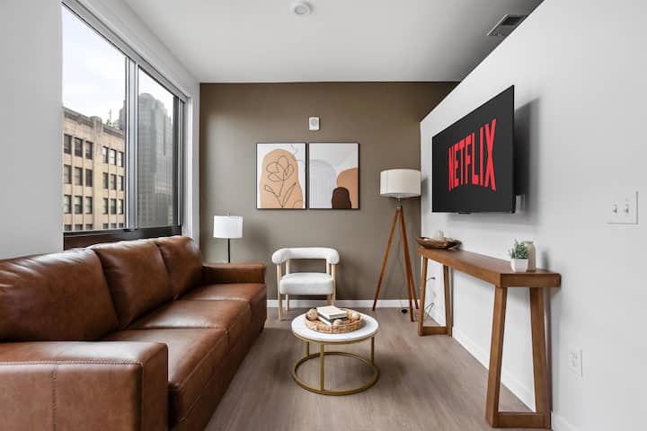 Ultra Lux Flat • Downtown Indy • Pool/gym/parking - Christian Park Indianapolis