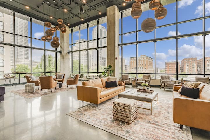 Downtown Contemporary High-rise • Parking/pool/gym - Mars Hill, IN