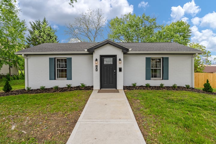 New! Closest Whole House To Downtown | 5 Min Walk - Johnson City