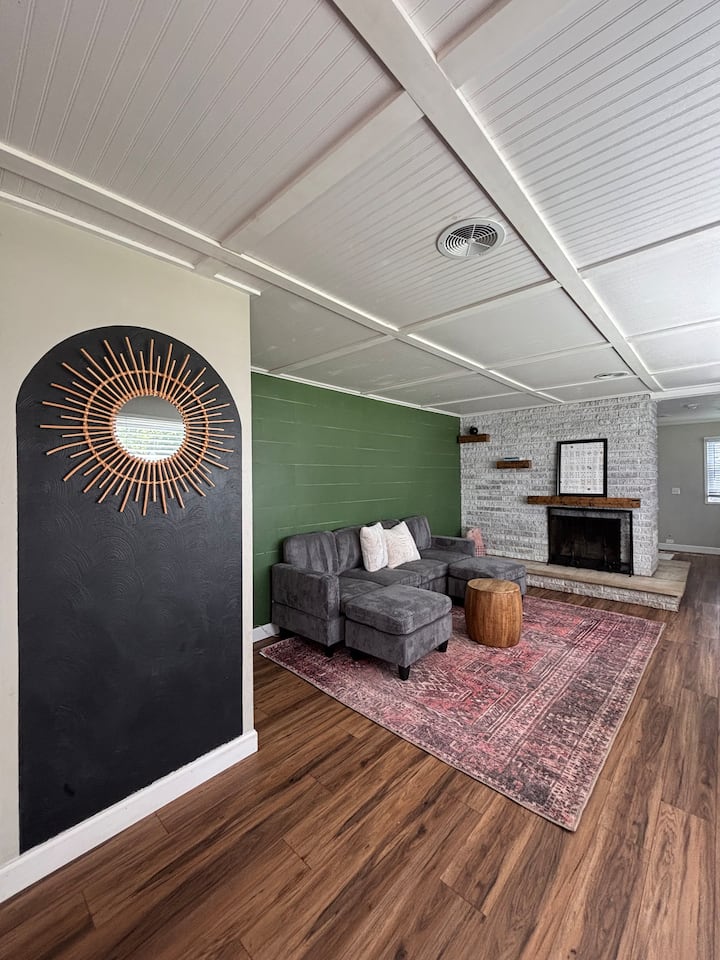 Modern & Gameday Ready Home! - 사우스벤드