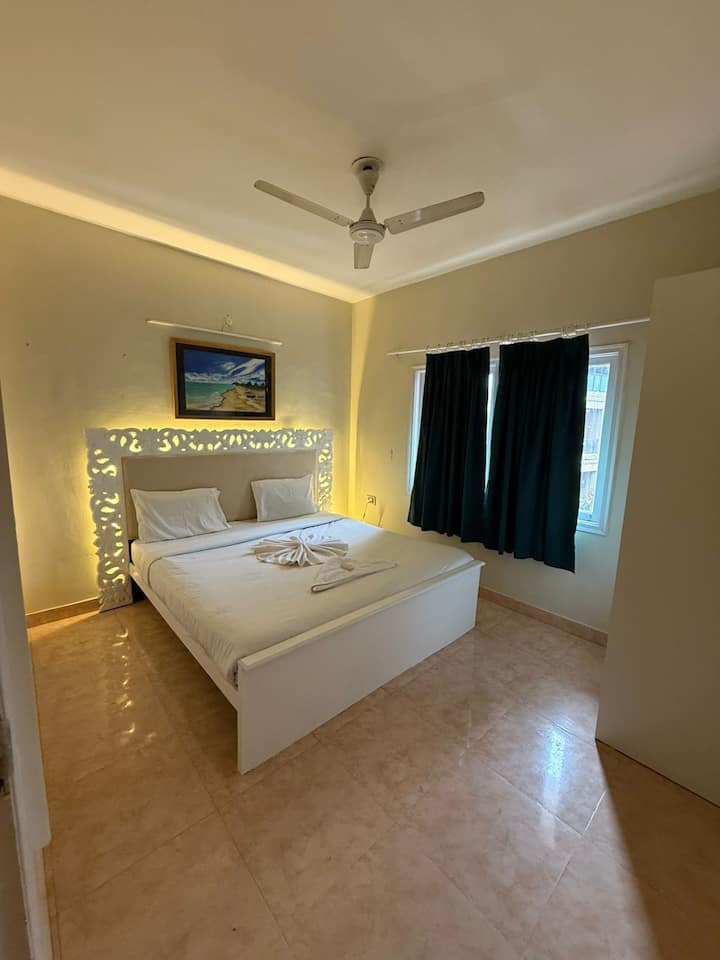 Roomzaway: Spacious 1 Bhk Wifi Pool Kitchen Parkin - Goa