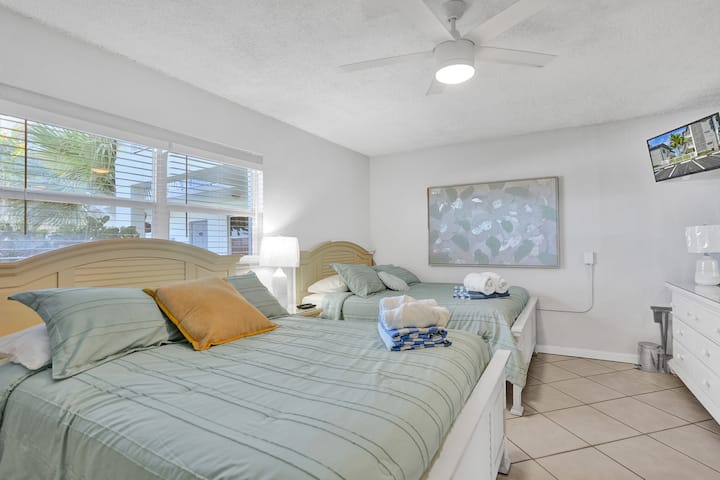 Beachside Bliss – Steps From The Sand: Discounted! - Lauderdale-by-the-Sea, FL