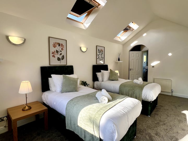 Elegant Family Home In Prestigious Neighborhood - Staffordshire