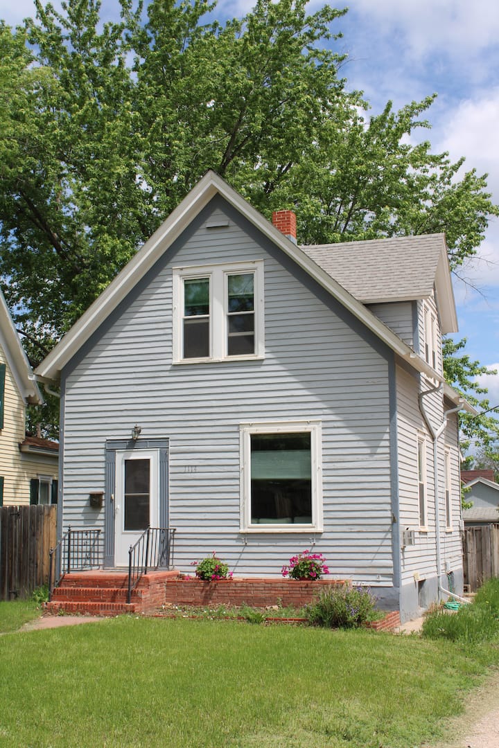 Home In Quiet Historic Downtown District - Rapid City, SD