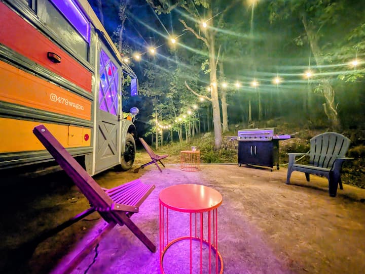 479 Wagon Skoolie Glamping- Pet Friendly - アーカンソー州