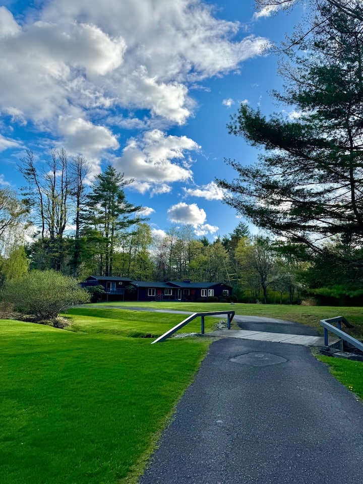 Huge Yard + Walk To Town - Woodstock, NY