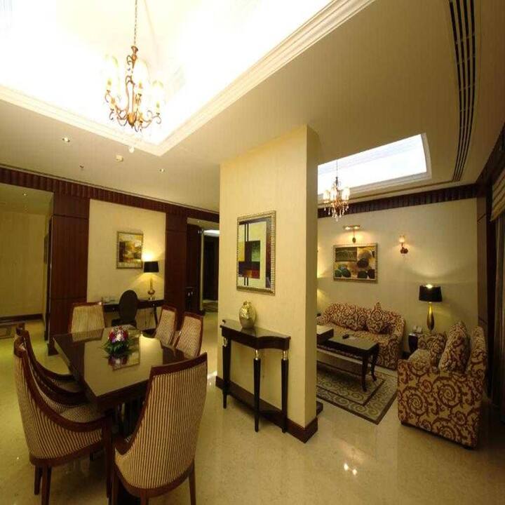 Royal Suite Haven | Elegant Retreat With Bay Views - Fujairah