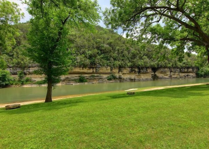 3bdr | Sleeps 10 | Gorgeous | Serene Riverfront - Canyon Lake, TX