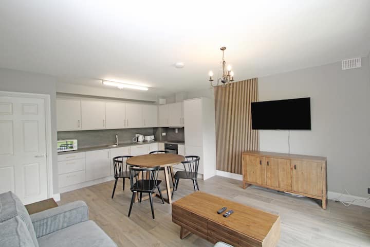 Modern Apartment, Main Room Is A Super-king! - Galway