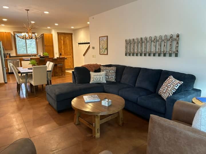 Spacious 3 Bed Ski Condo. Stunning Mountain View - Ketchum, ID