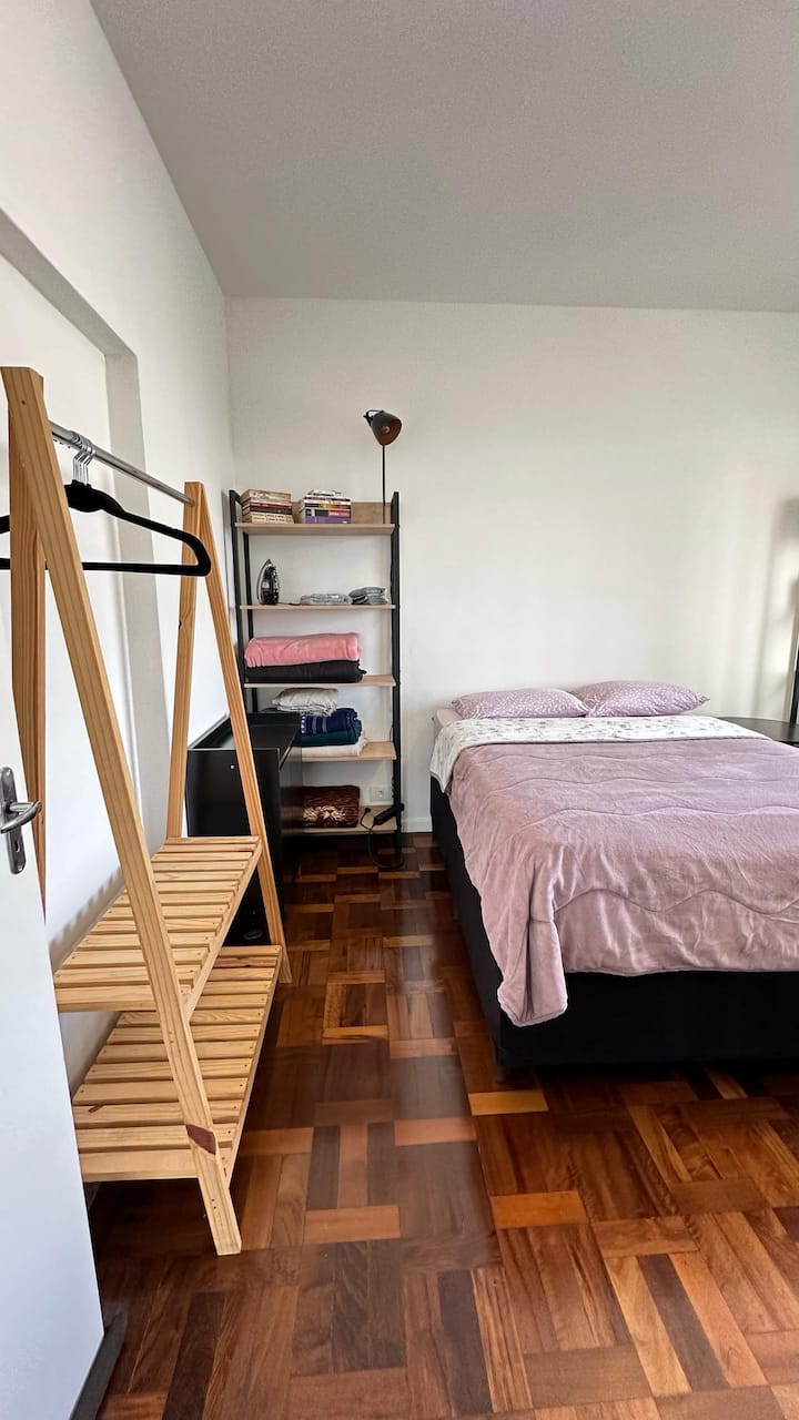 Quarto Aconchegante No Centro De Curitiba-pr - Curitiba