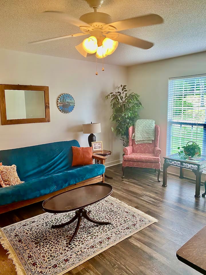 King Bed • Full Kitchen | Cozy Near Lee & Downtown - Cleveland, TN