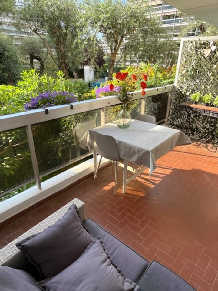 Apt Charmant Donnant Sur Un Beau Jardin - Valbonne