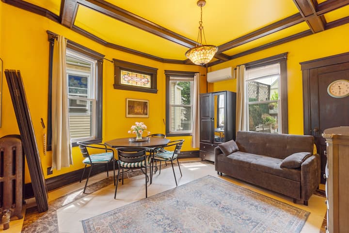 Yellow House | Spacious 4br Near Nyc + Parking - Washington Heights, NY