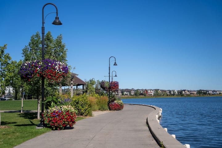 Cozy 2-bedroom Suite 5-minute Walk To The Lake - Chestermere