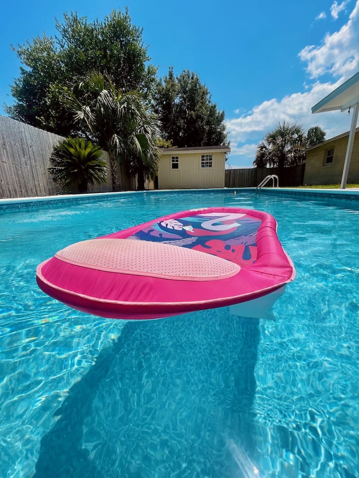 Lovely 3 Bedrm/2 Full Bath Home With Heated Pool - Pensacola, FL