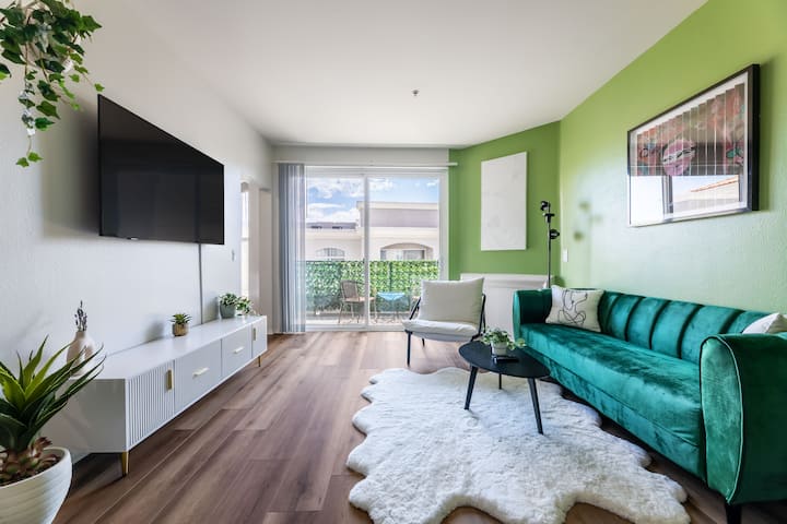 Spacious Home I 2 Beds, Parking, Pool, Hottub, Gym - Marina del Rey, CA